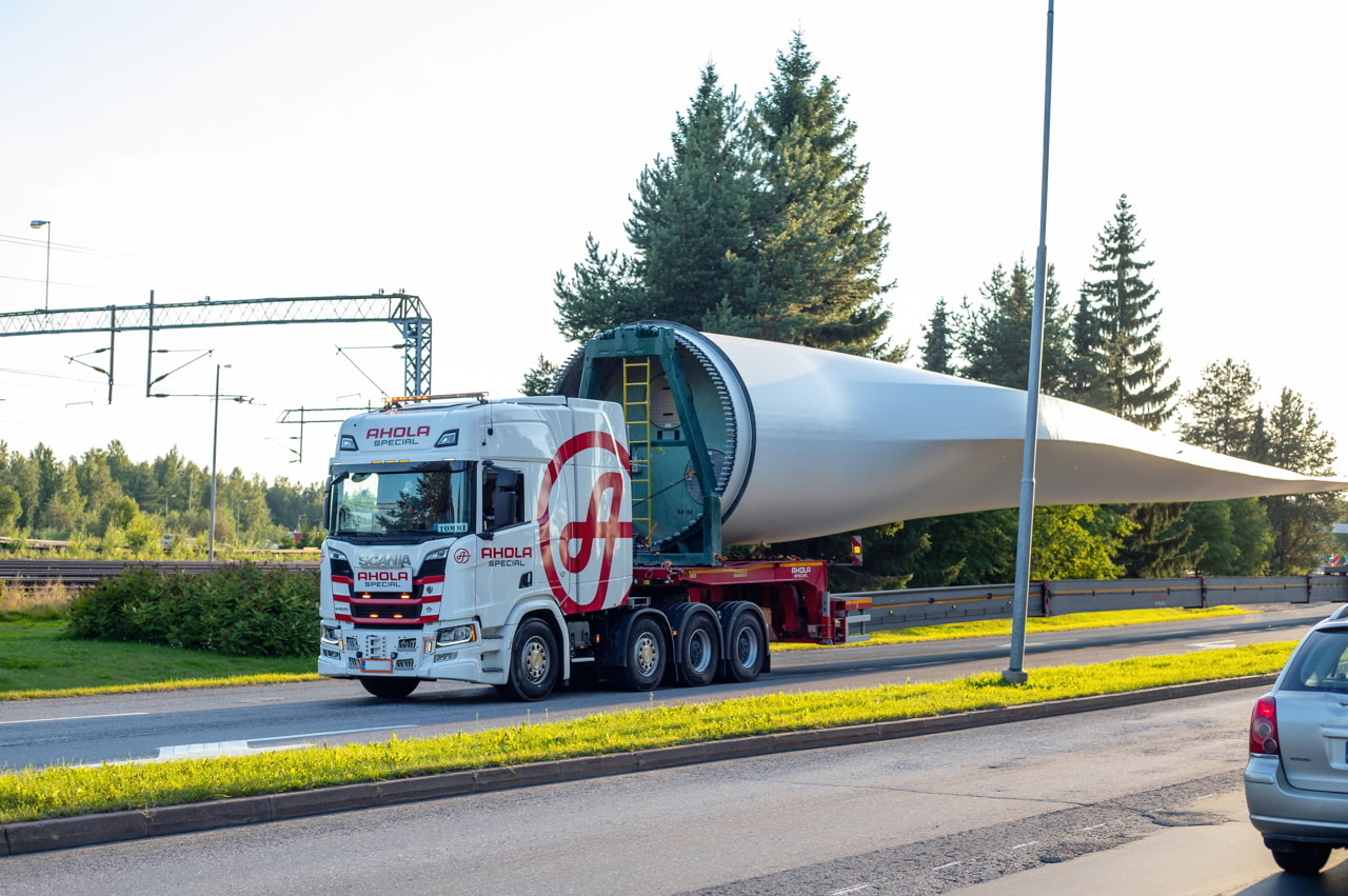 Transporting wind turbine blades with 74 metre long blades - Ahola Special